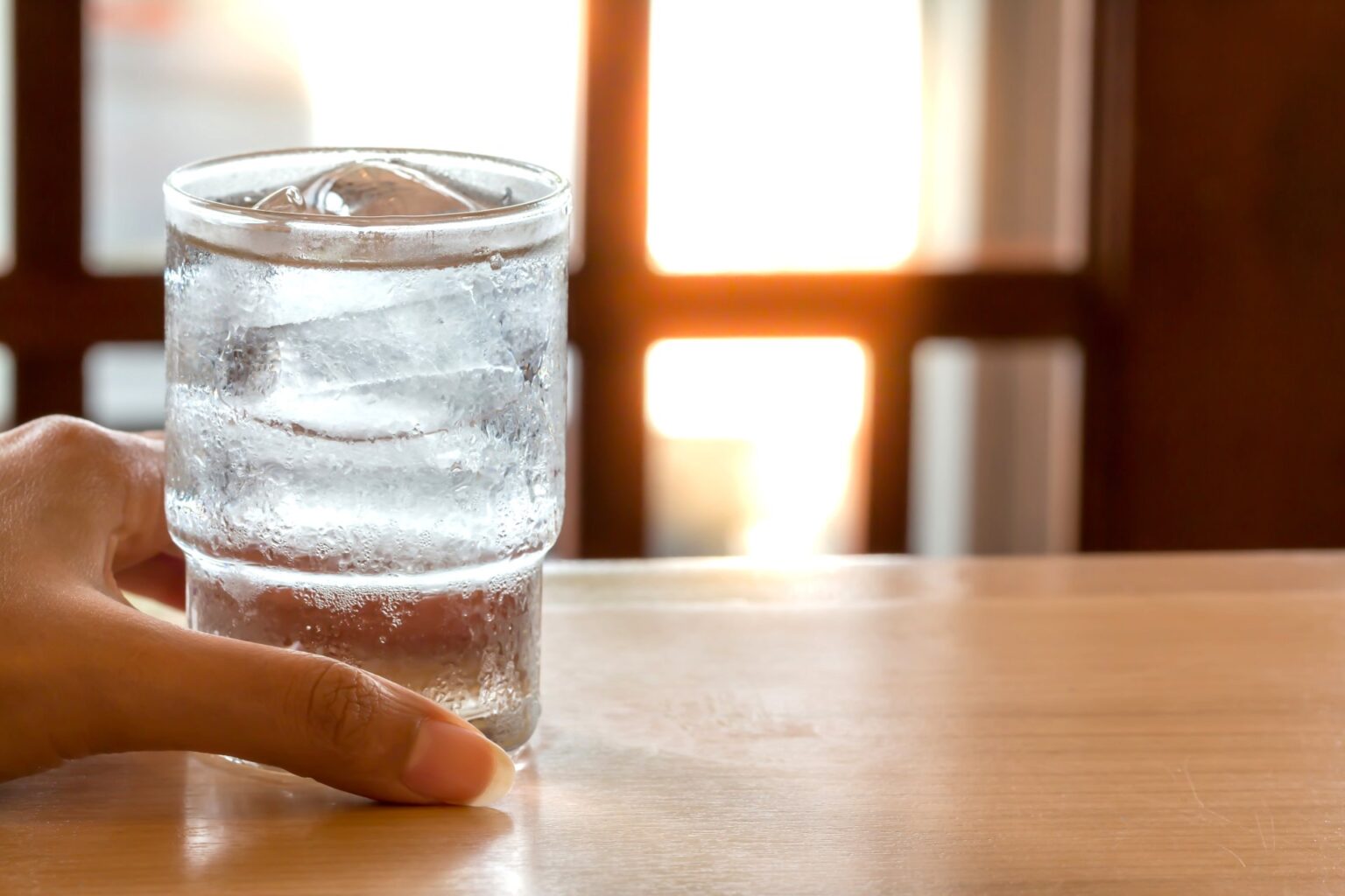 Benarkah minum air es bisa membakar kalori?